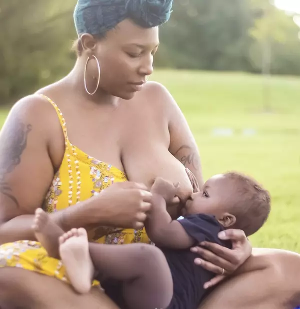 14 opolnomočenih fotografij temnopoltih žensk, ki normalizirajo dojenje 7591_7