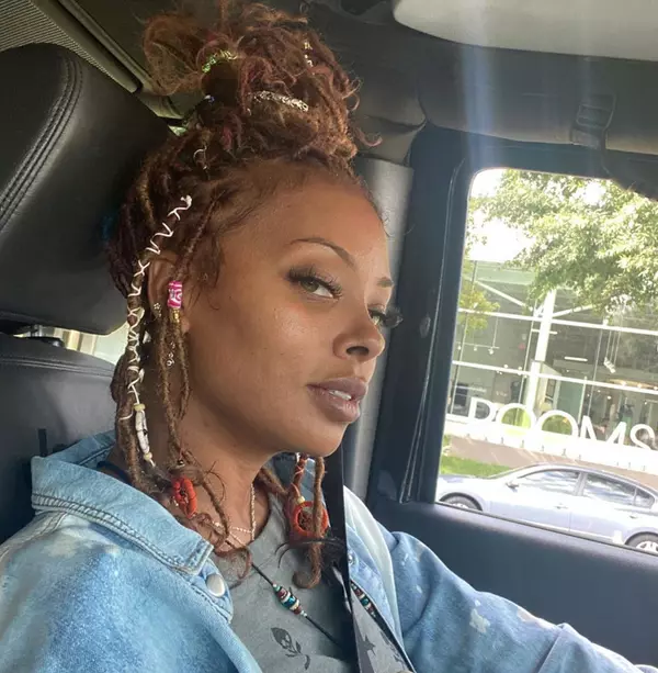 Eva Marcille သည် သူမ၏ Locs အသစ်၏ လွတ်လပ်မှုကို နှစ်သက်သည်။ 7608_1