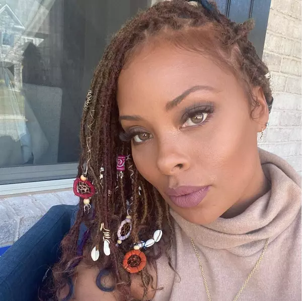 Eva Marcille သည် သူမ၏ Locs အသစ်၏ လွတ်လပ်မှုကို နှစ်သက်သည်။ 7608_2