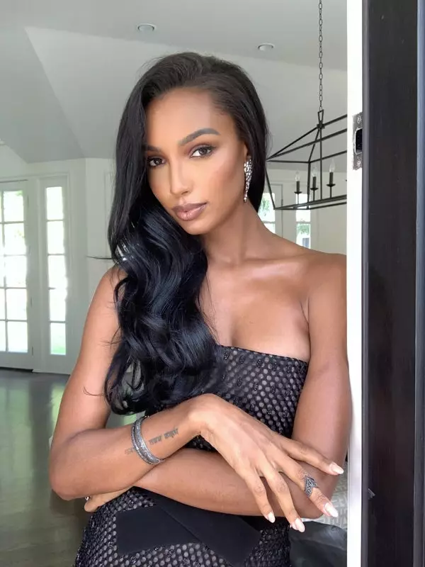 Jasmine Tookes preparándose para los 51st NAACP Image Awards 7645_1