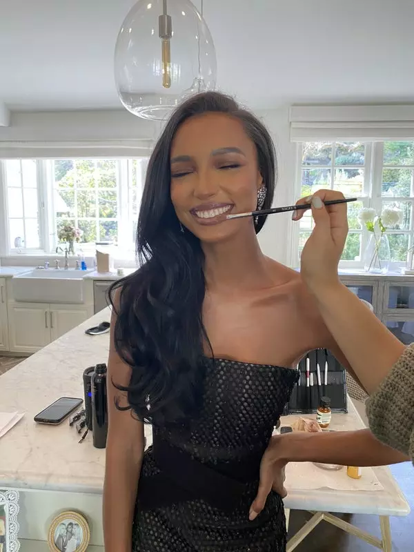 Jasmine Tookes preparándose para los 51st NAACP Image Awards 7645_7