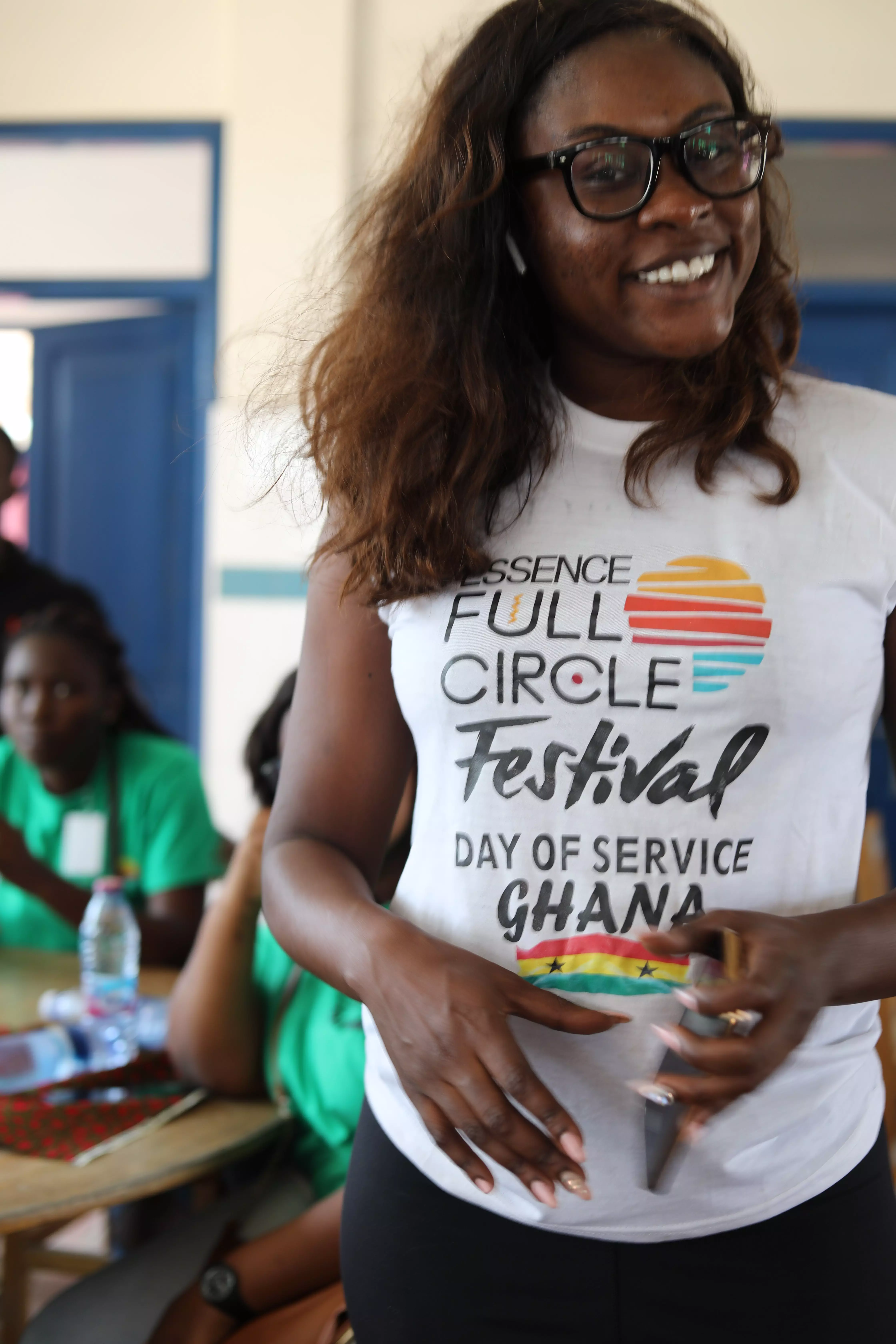 ESSENCE Full Circle Festival mete tèt ansanm ak Designer Chiedza Makonnen Pou Otorize ak edike jèn fi nan Gana.