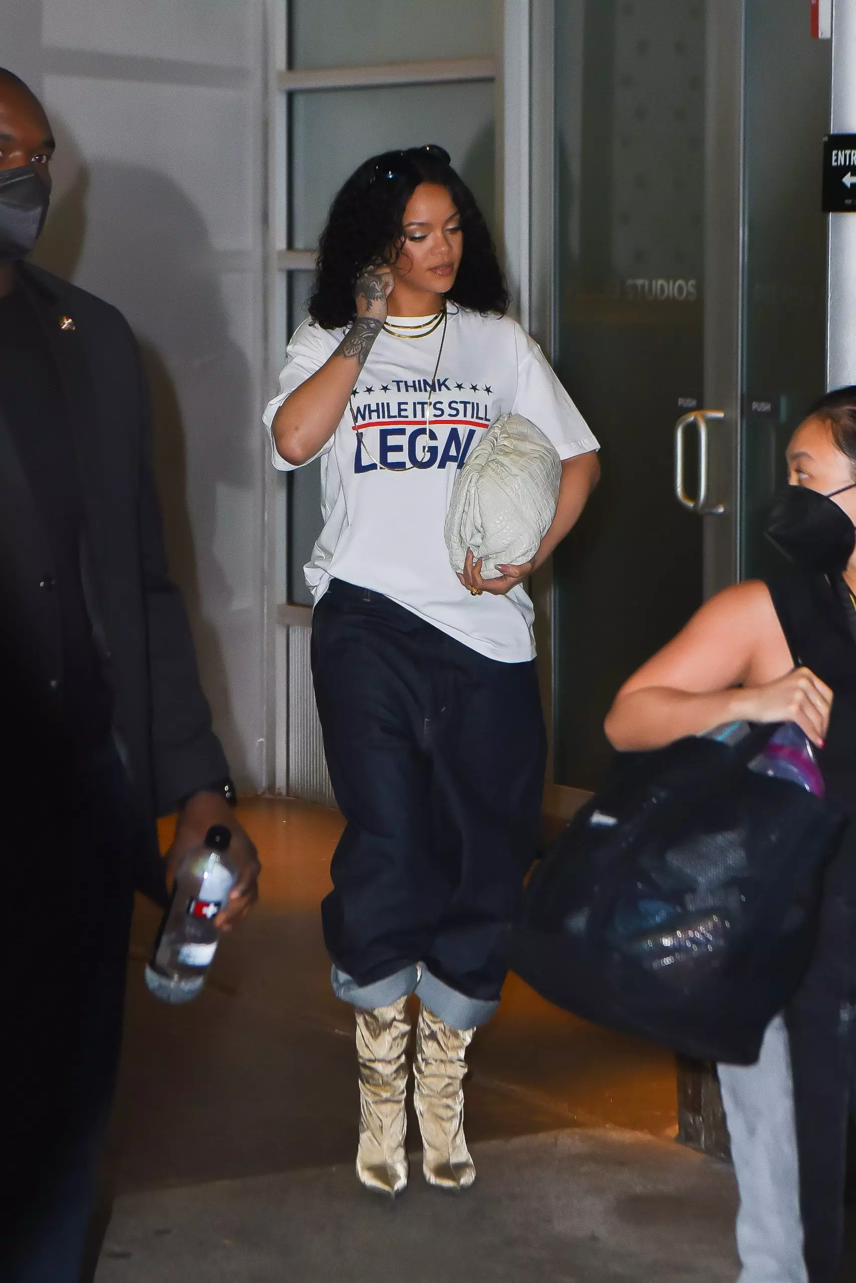 Die schwangere Rihanna stolzierte vor ihrer großen Ankündigung durch NYC (und niemand hatte eine Ahnung) 8493_19