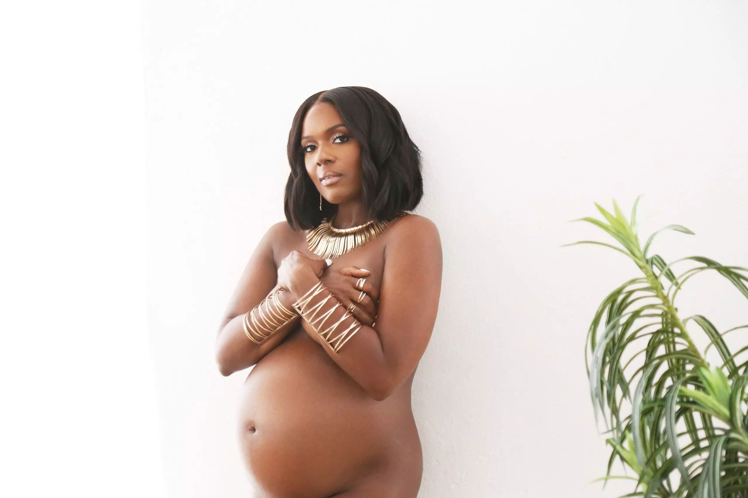“綠葉”明星黛博拉·喬伊·維南斯以驚人的照片宣布懷孕