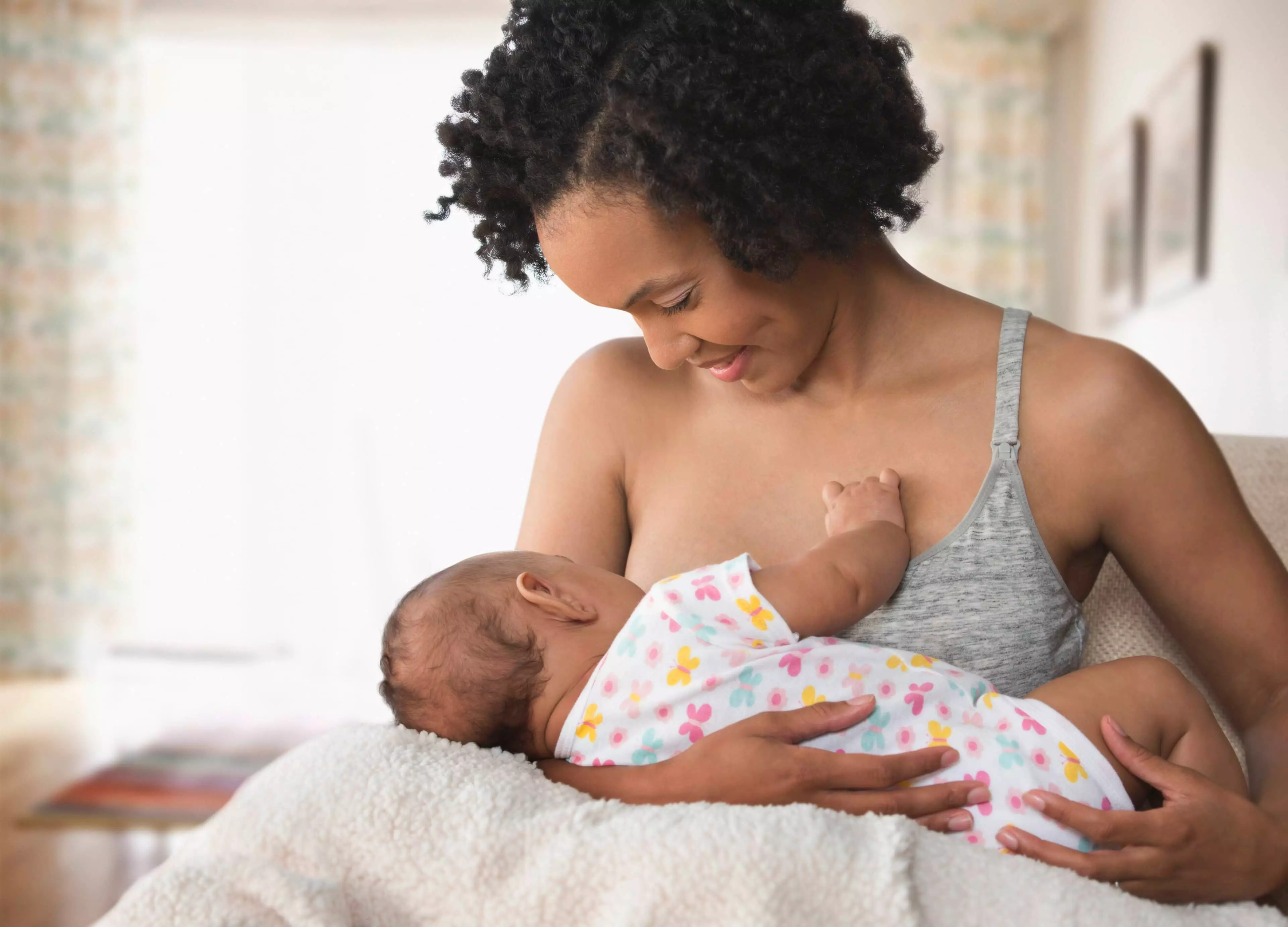 흑인 여성은 다른 그룹보다 모유 수유량이 적지만 그 이유는 무엇입니까? 소아과 의사의 무게