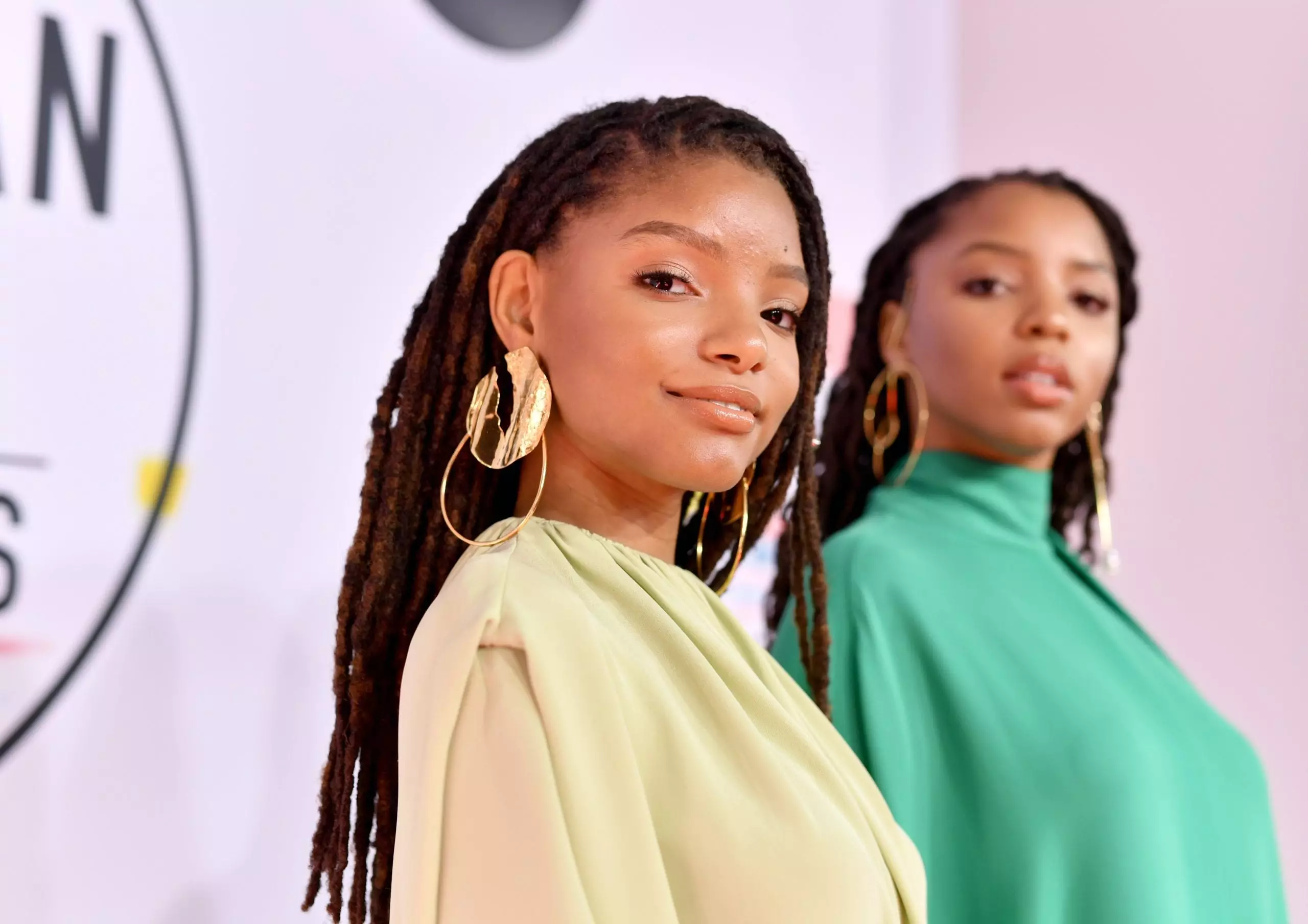 Chloe & Halle, Neutrogena bilen hyzmatdaşlygy we karantinde manikýursyz bolmak