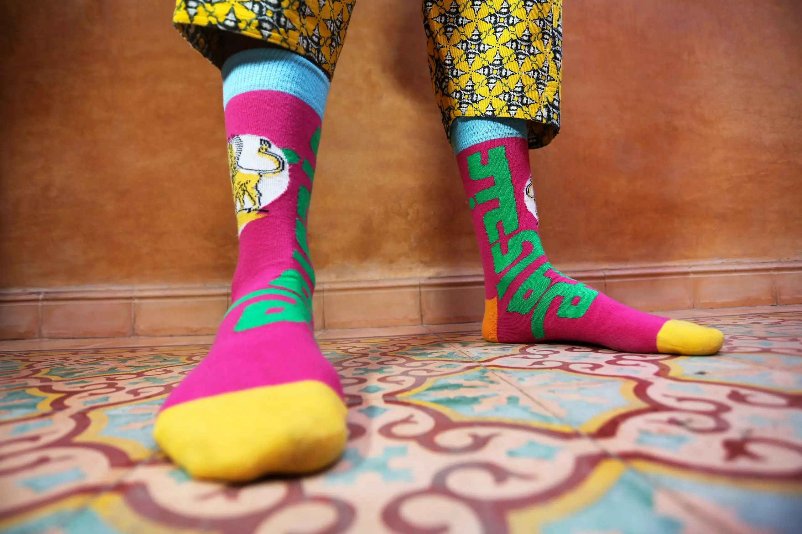Happy Socks는 Hassan Hajjaj와 팀을 이루어 가장 멋진 디자인을 만듭니다.