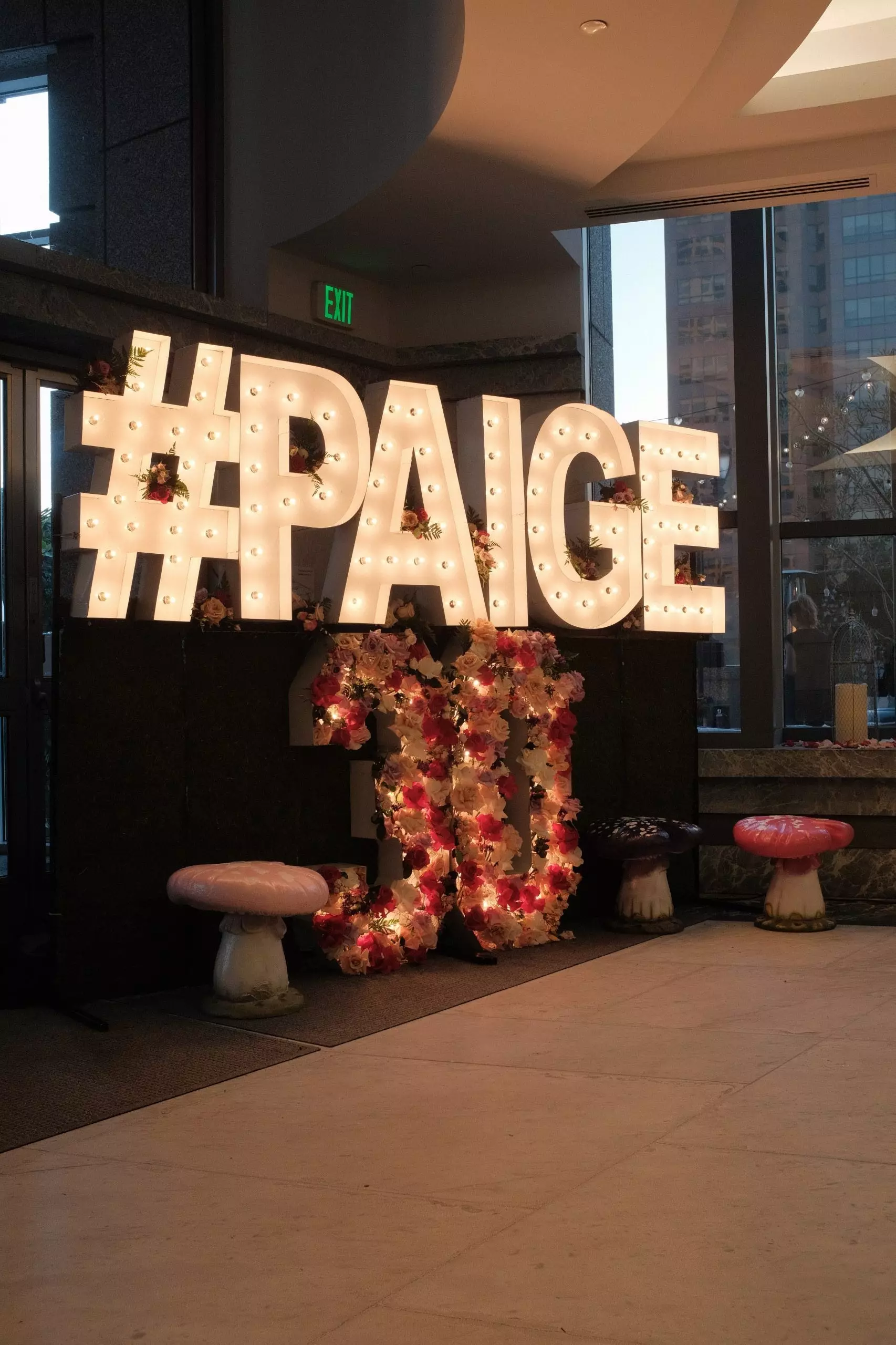 Paige 30: ין Paige Hurd ס ענטשאַנטיד 30th דיין געבורסטאָג סימכע אין לאַ 98_5