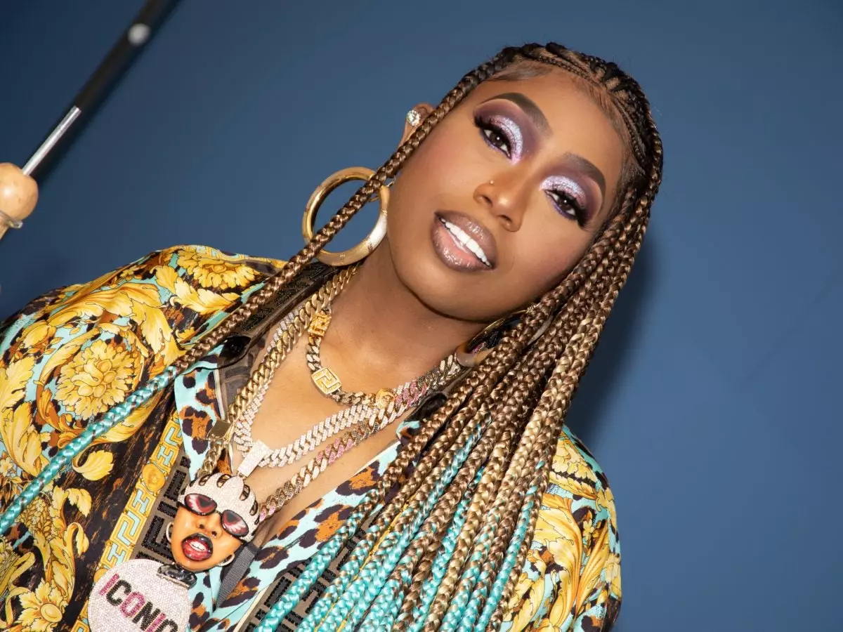 Iconic Missy Elliott, “Supa Dupa Uçuşyň” 25 ýyllygyny bellemek üçin ajaýyp doglan güni bilen hormatlandy.