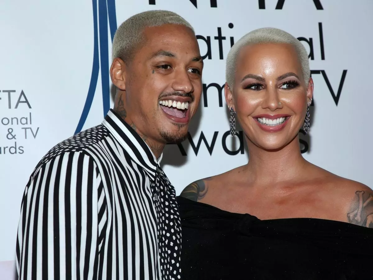 "Ke qetile": Amber Rose o Khaola Mohlankana le 'M'ae phatlalatsa ka Molaetsa o amang Maikutlo